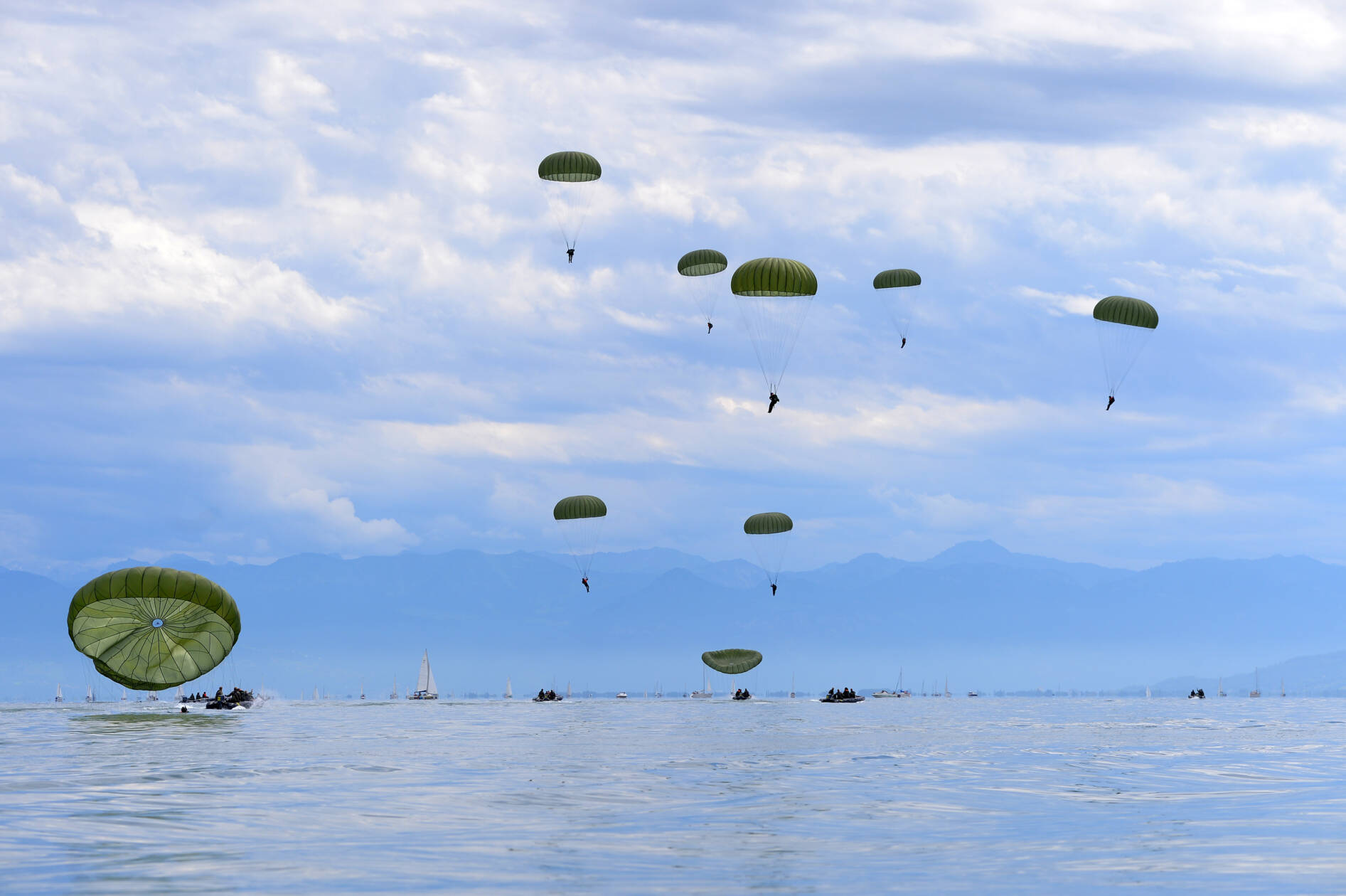 Bundeswehrübung im Bodenseekreis: Fallschirmjäger springen in den ...