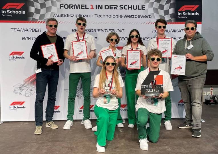F1 in der Schule: Recoil Racing ist Süddeutscher Meister | Marie ...