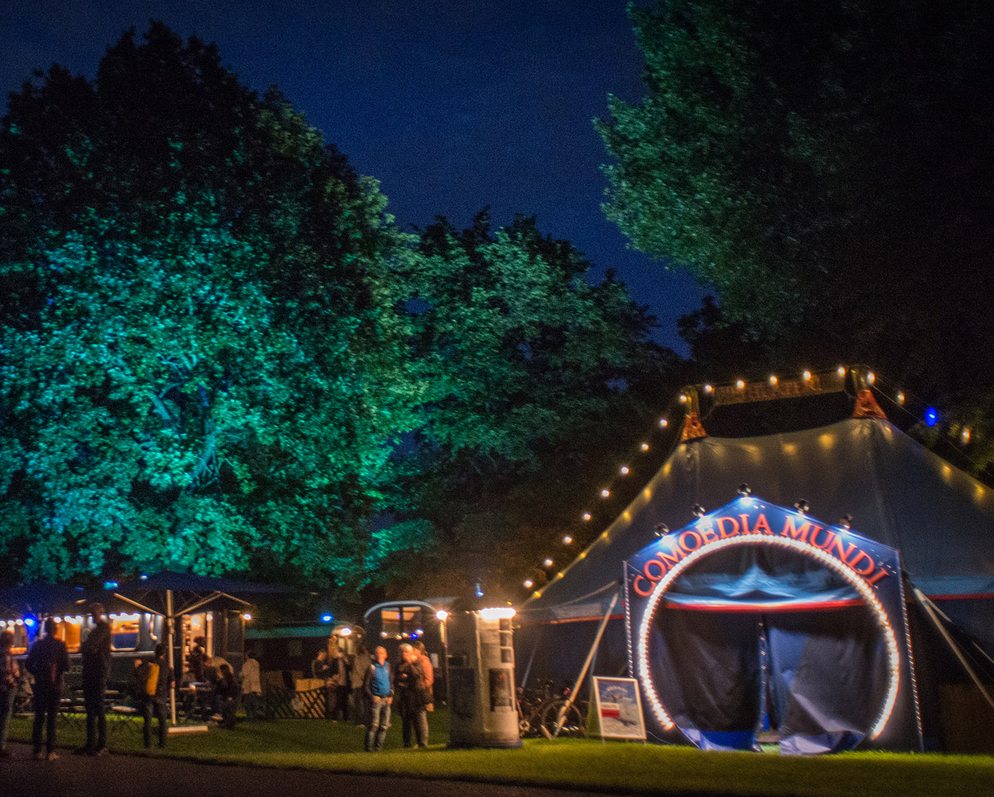 COMOEDIA MUNDI: Zelt-Theater – Wo Lachen und Drama sich umarmen! › Hugo Stadtmagazin - HUGO INFO